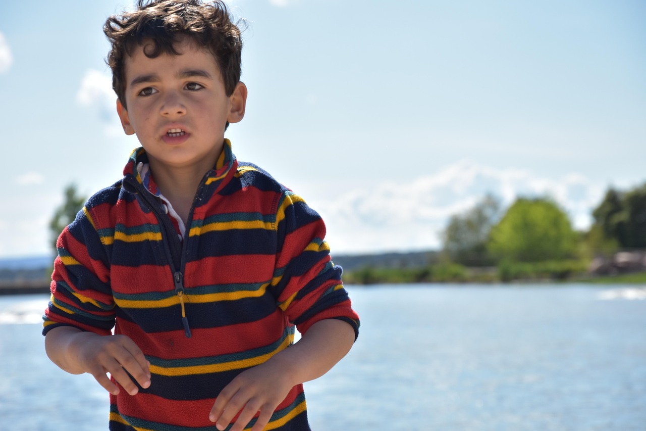 5 Idées de Looks Tendance avec un T-shirt Garçon pour l’Été - Approche